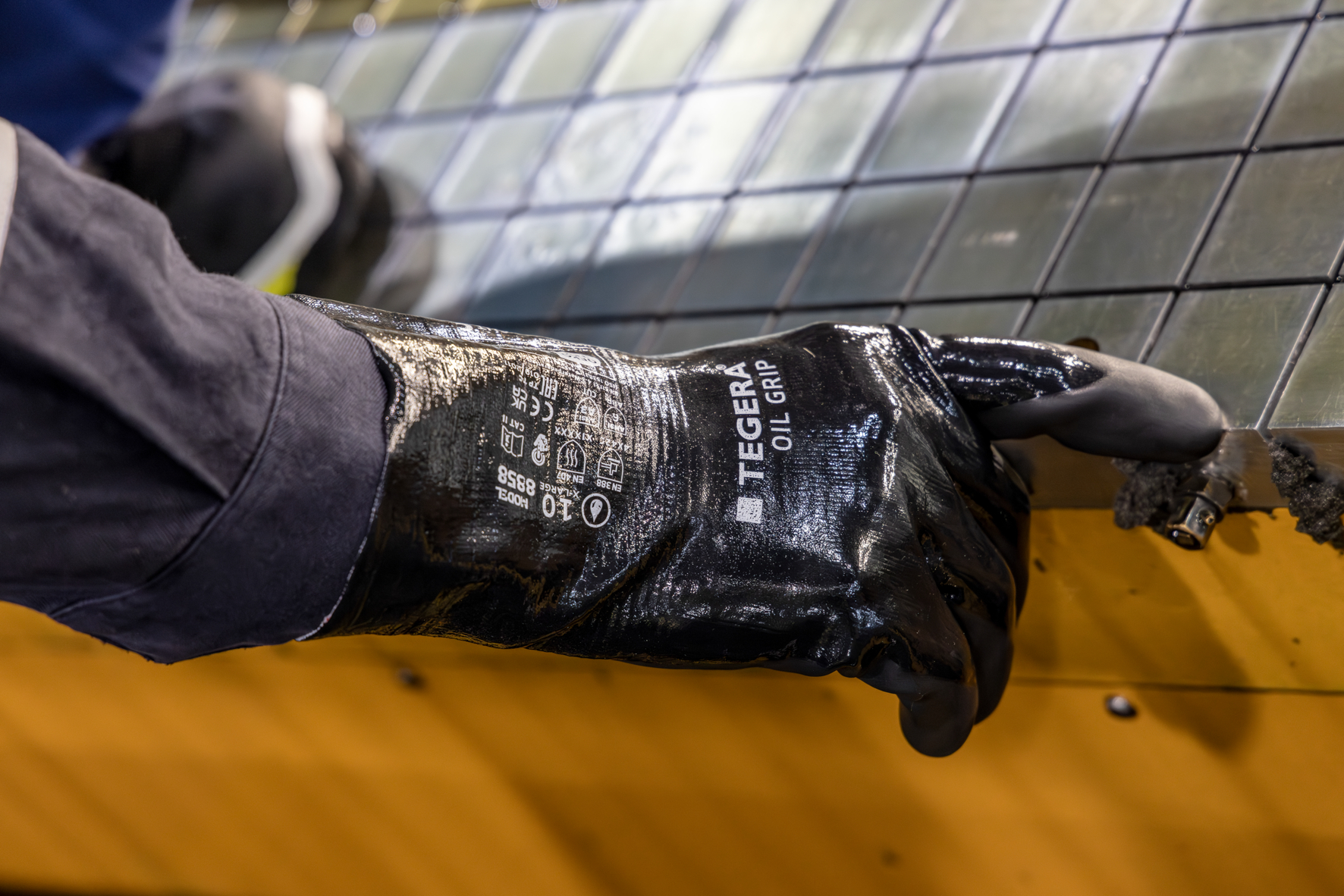 TEGERA® OIL GRIP 8858